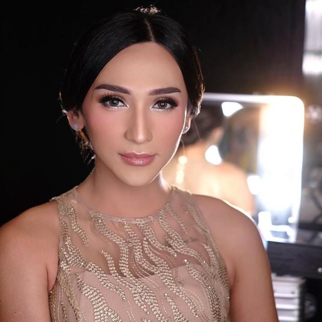 Tanpa Oplas, Ini 7 Potret Transformasi Transgender Dena Rachman ...