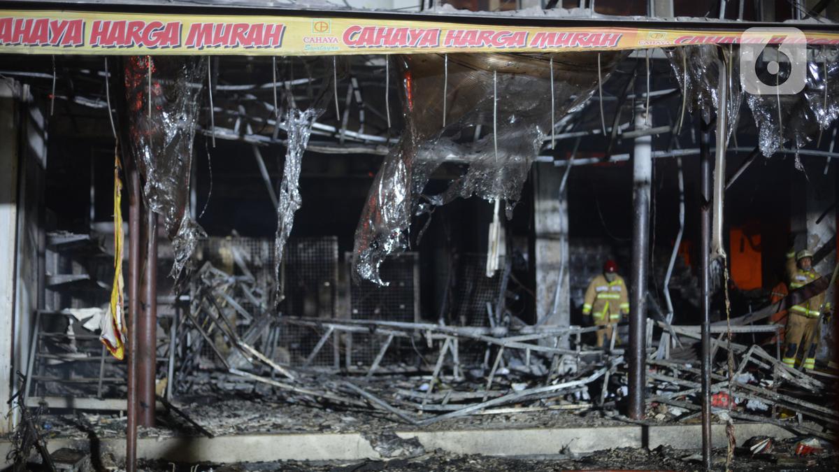 FOTO: Kondisi Swalayan di Cilandak yang Kebakaran - Foto Liputan6.com