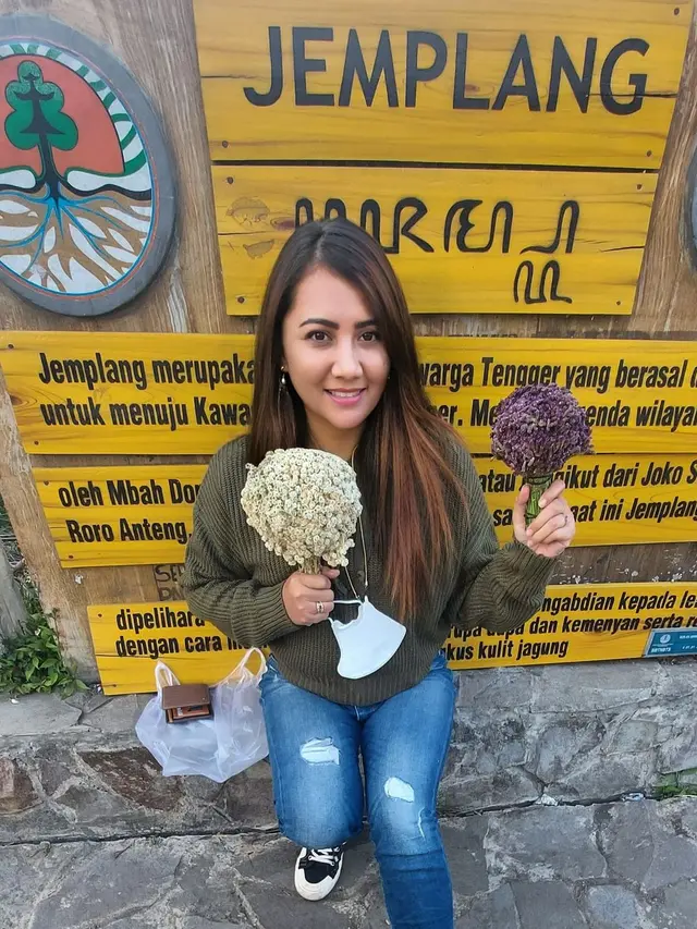 6 Potret Dwi Yuslianti Ibunda Happy Asmara, Parasnya Awet Muda ...