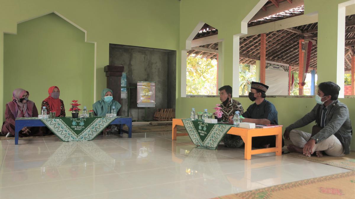 Warga Gunungkidul Desak YPMNU Pecat Kepala Sekolah yang Foto Syurnya ...