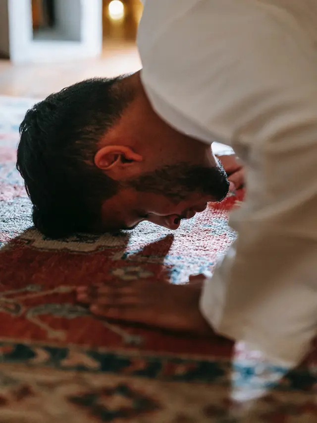 Bacaan Setelah Sujud beserta Arti dan Posisi Duduk yang Benar