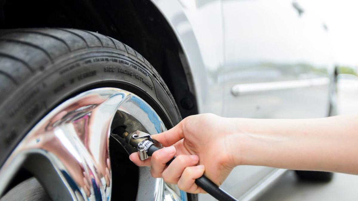 Isi Angin Saat Ban Kempes Saja, Mitos atau Fakta? - Berita Otosia.com