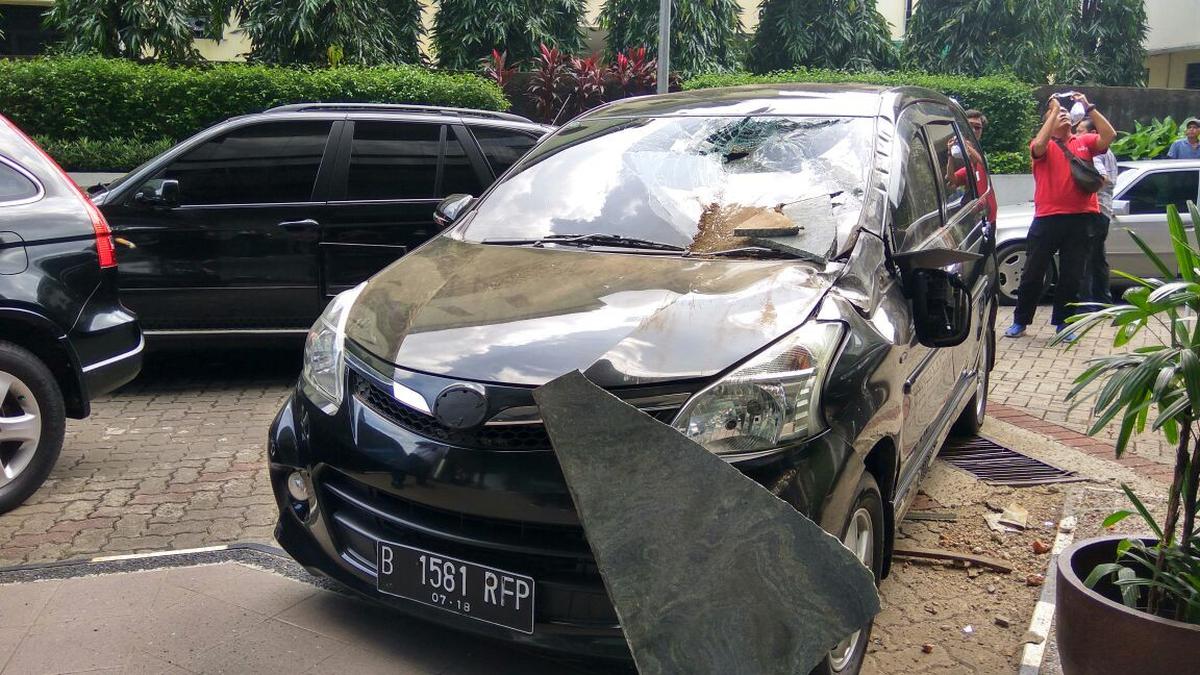 Gempa Jakarta, Marmer Gedung Bareskrim Timpa Mobil - News Liputan6.com
