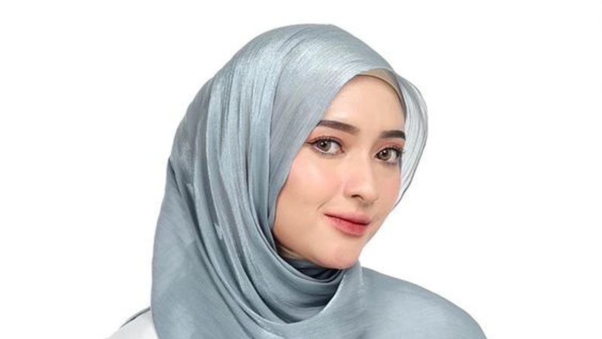Tips Pakai Pashmina Shimmer Anti Licin, Mudah dan Sederhana untuk Lebaran - Fashion Fimela.com