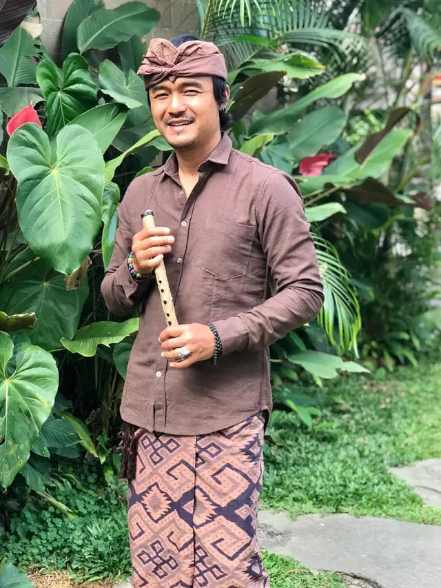 7 Potret Gus Teja, Musisi Bali yang Lagunya Dipakai Louis Vuitton Tanpa ...
