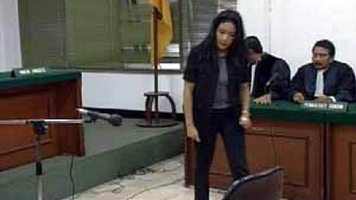 Dituntut Hukuman Setahun, Maya Sigit Bungkam
