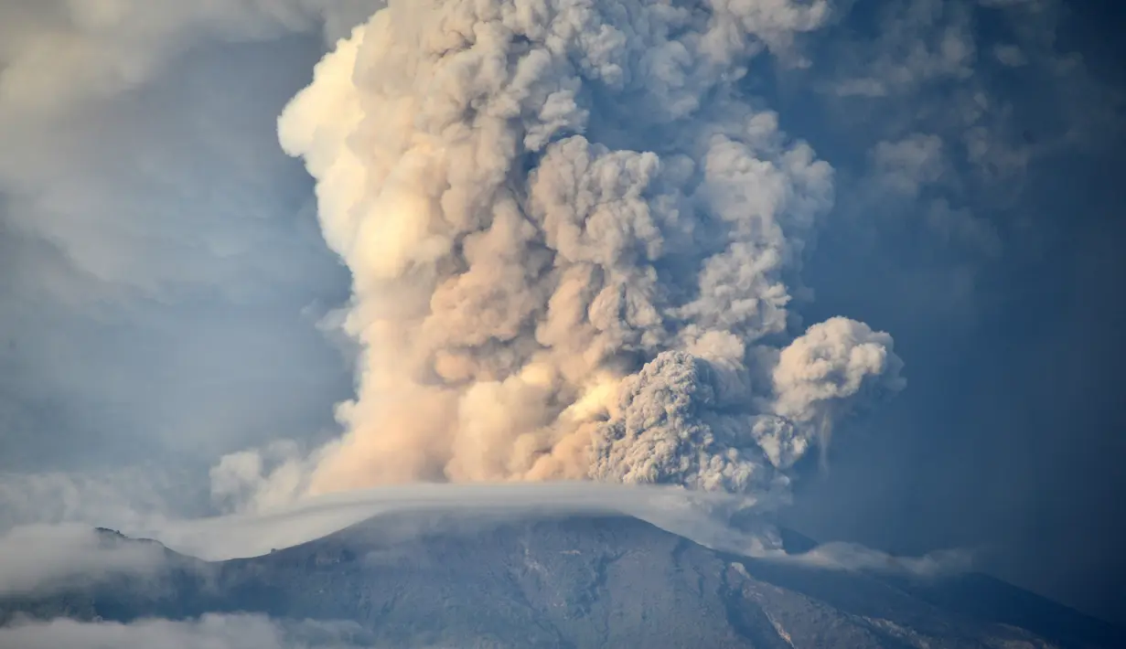 PHOTO: Asap Putih Tebal Membubung dari Perut Gunung Agung - Foto ...