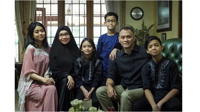 Jarang Tersorot, Ini 7 Potret Kebersamaan Andra 'Dewa 19' dan Keluarga - Surabaya Liputan6.com