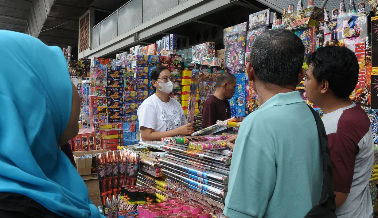 Hiruk Pikuk Pedagang Kembang Api untuk Malam Tahun Baru di Pasar Asemka ...