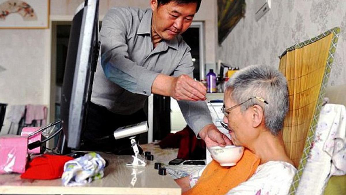 Lumpuh Total, Wanita Ini Menulis Biografinya dengan Berkedip - Citizen6 ...