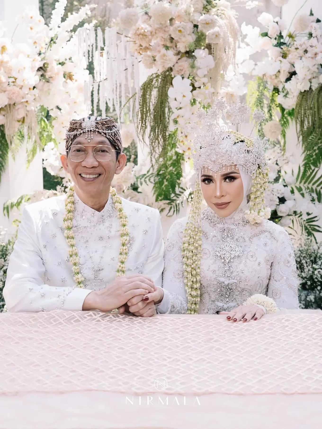 Potret Serasi Melly Goeslaw dan Anto Hoed Kembali Jadi Pengantin Sunda ...
