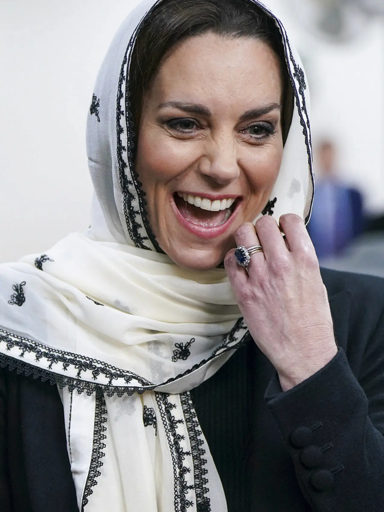 Potret Kate Middleton Kenakan Kerudung Saat Kunjungi Muslim Centre di ...