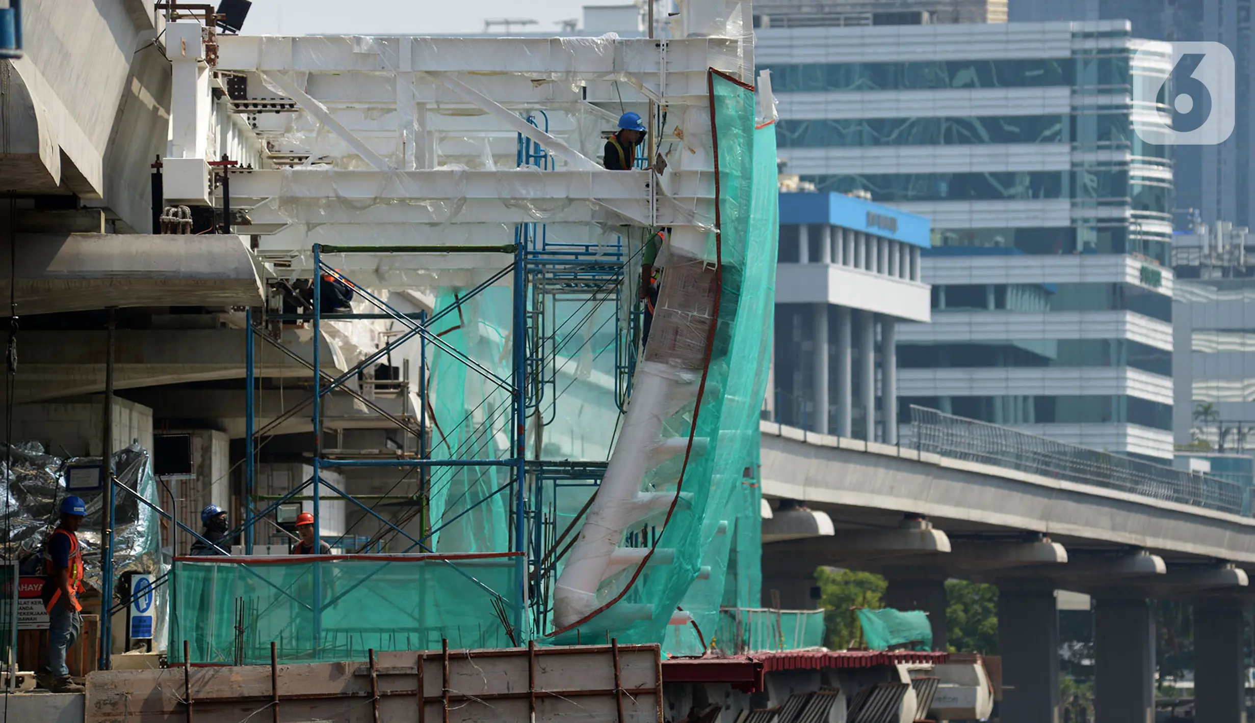 FOTO: Perkembangan Stasiun LRT Kawasan Kuningan Jakarta - Foto Liputan6.com