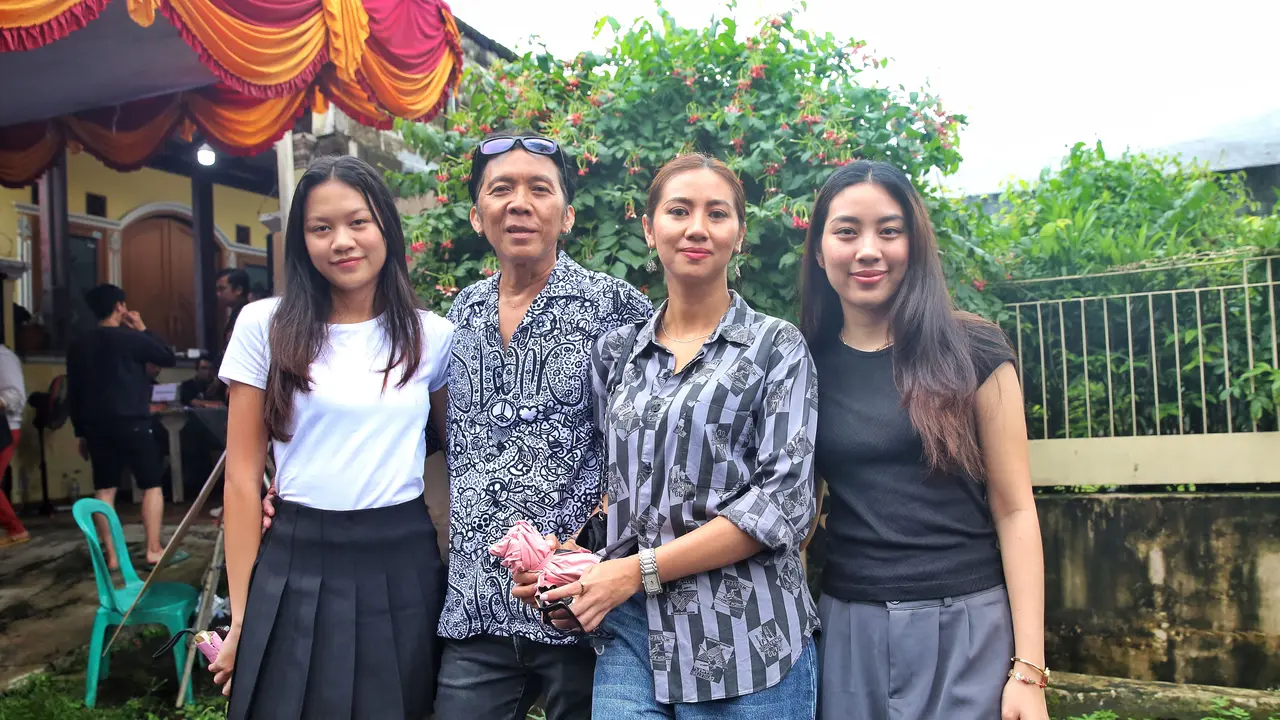 8 Potret Istri dan Anak Bimbim Slank yang Seperti Kakak Beradik saat Nyoblos di TPS ...