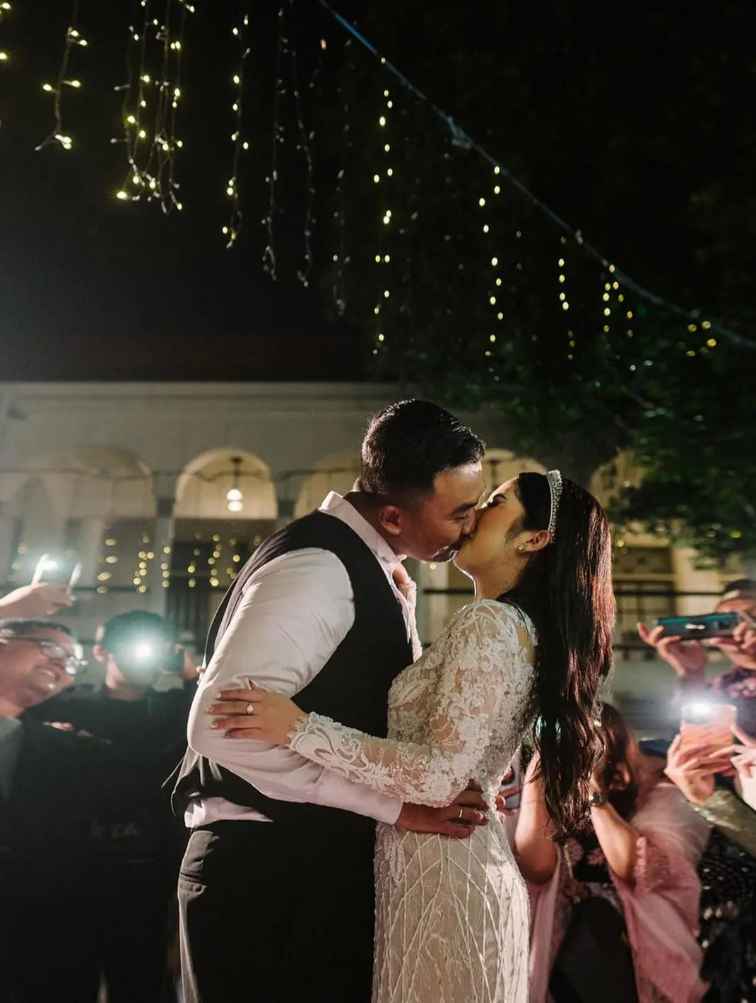 6 Potret Tampilan Resepsi Fay Nabila yang Anggun Dibalut Gaun Klasik