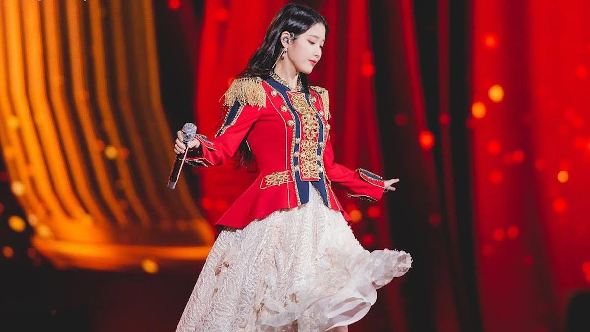 Memukaunya Outfit IU di Konser The Golden Hour dari Tampil Feminin ...