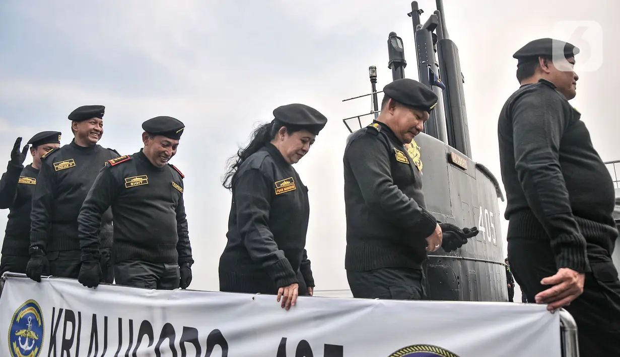 Kasal Laksamana TNI Yudo Margono Sematkan Brevet Hiu Kencana ke Puan ...