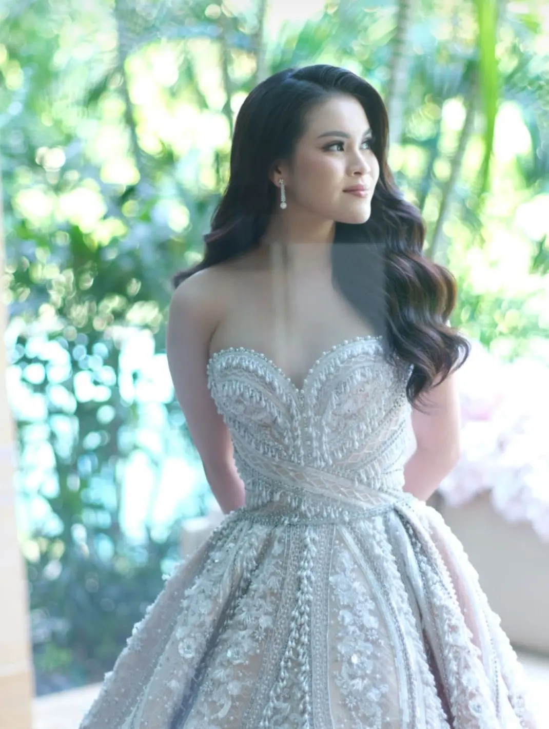 Detail Penampilan Chen Giovani Istri Fritz Hutapea di Resepsi ...