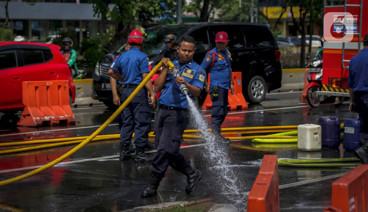 FOTO: Aksi Damkar Bersihkan Tumpah Oli di Jalan Veteran Jakarta - Foto Liputan6.com