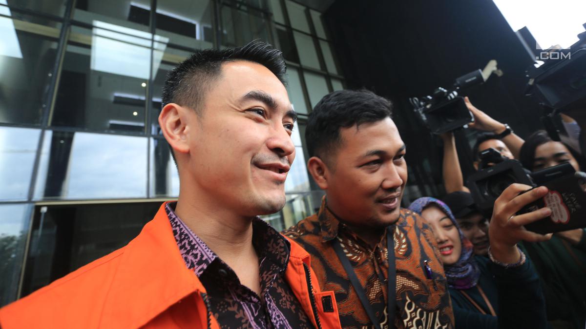 FOTO: Usai Diperiksa KPK, Zumi Zola Tebar Senyuman - Foto Liputan6.com