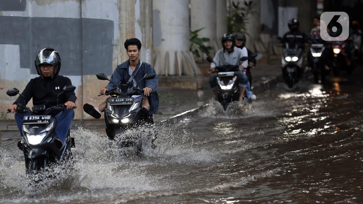 Hujan Deras, Jalan Ciledug Raya Banjir - Foto Liputan6.com