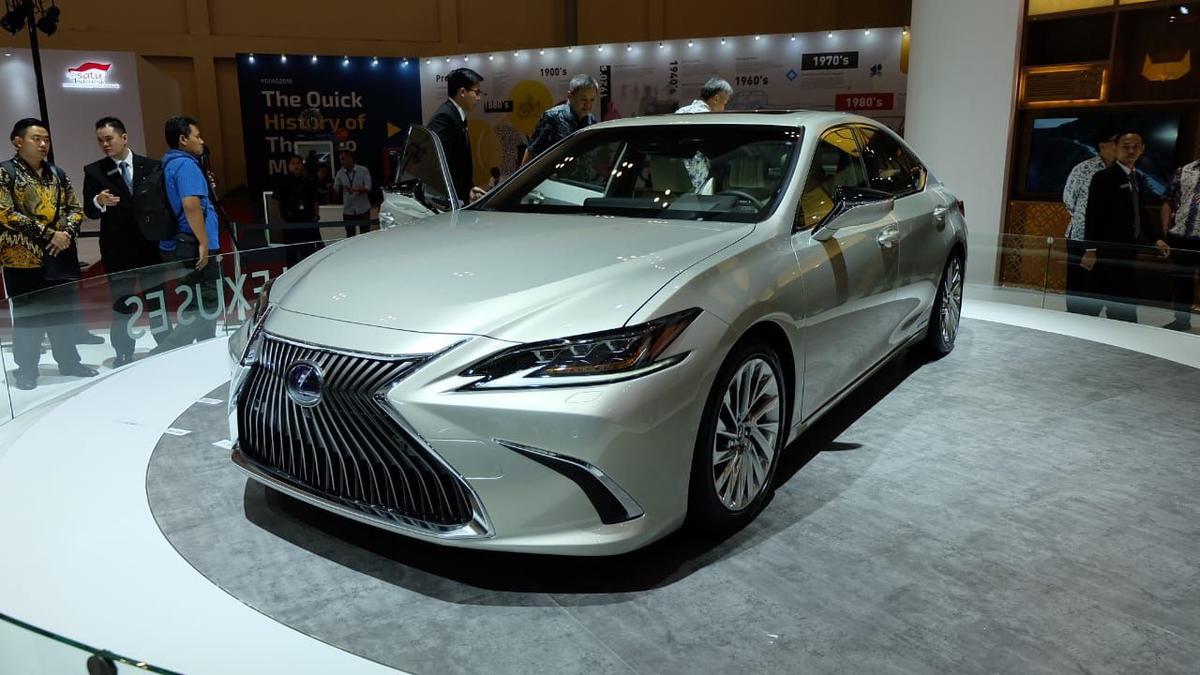 2 Mobil Mewah Lexus Gebrak Panggung GIIAS 2018