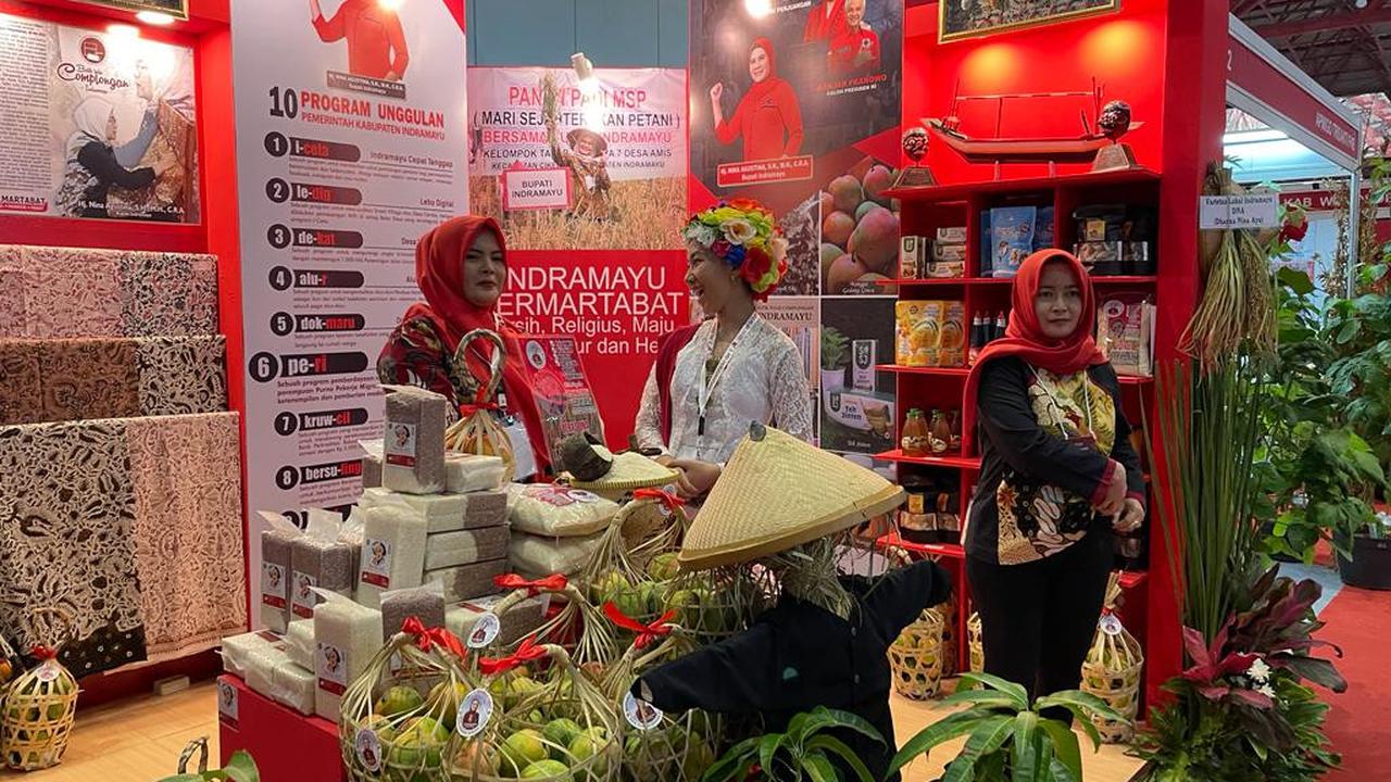 Pakai Pakaian Nyentrik, Sejumlah Booth Pamerkan Produk Pangan di ...