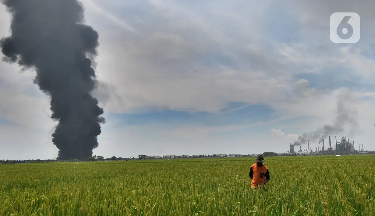 FOTO: Asap Hitam Masih Membumbung di Area Kilang Minyak Balongan - Foto ...