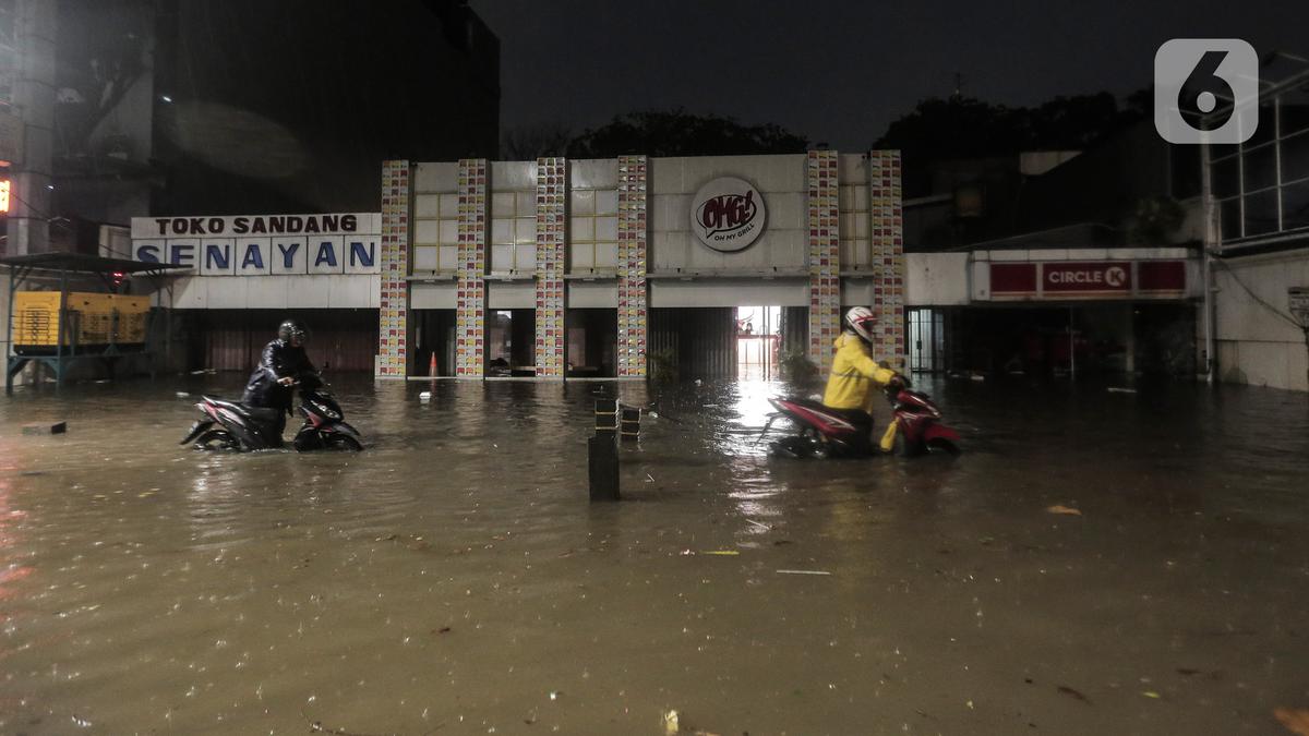 Guyuran Hujan Rendam Jalan Kemang Raya - Foto Liputan6.com