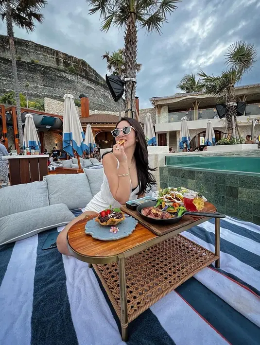 FOTO: Gaya Selebgram Hana Hanifah yang Diduga Promosikan Judi Online ...