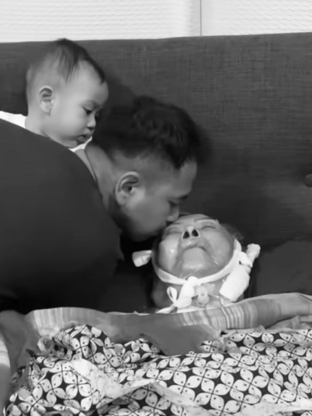 8 Potret Haru Raffi Ahmad Ditinggal Mamih Popon untuk Selamanya, Ikut ...