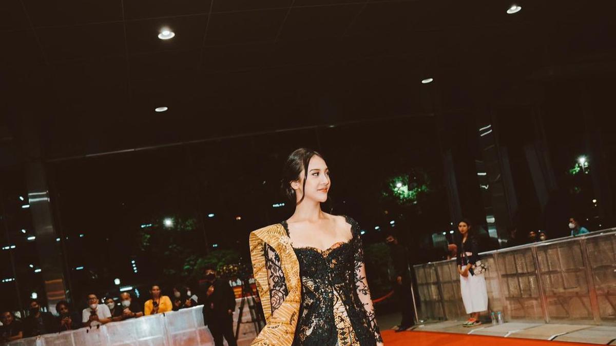 6 Pesona Anya Geraldine Pakai Kebaya Hitam Anne Avantie bak Puteri ...