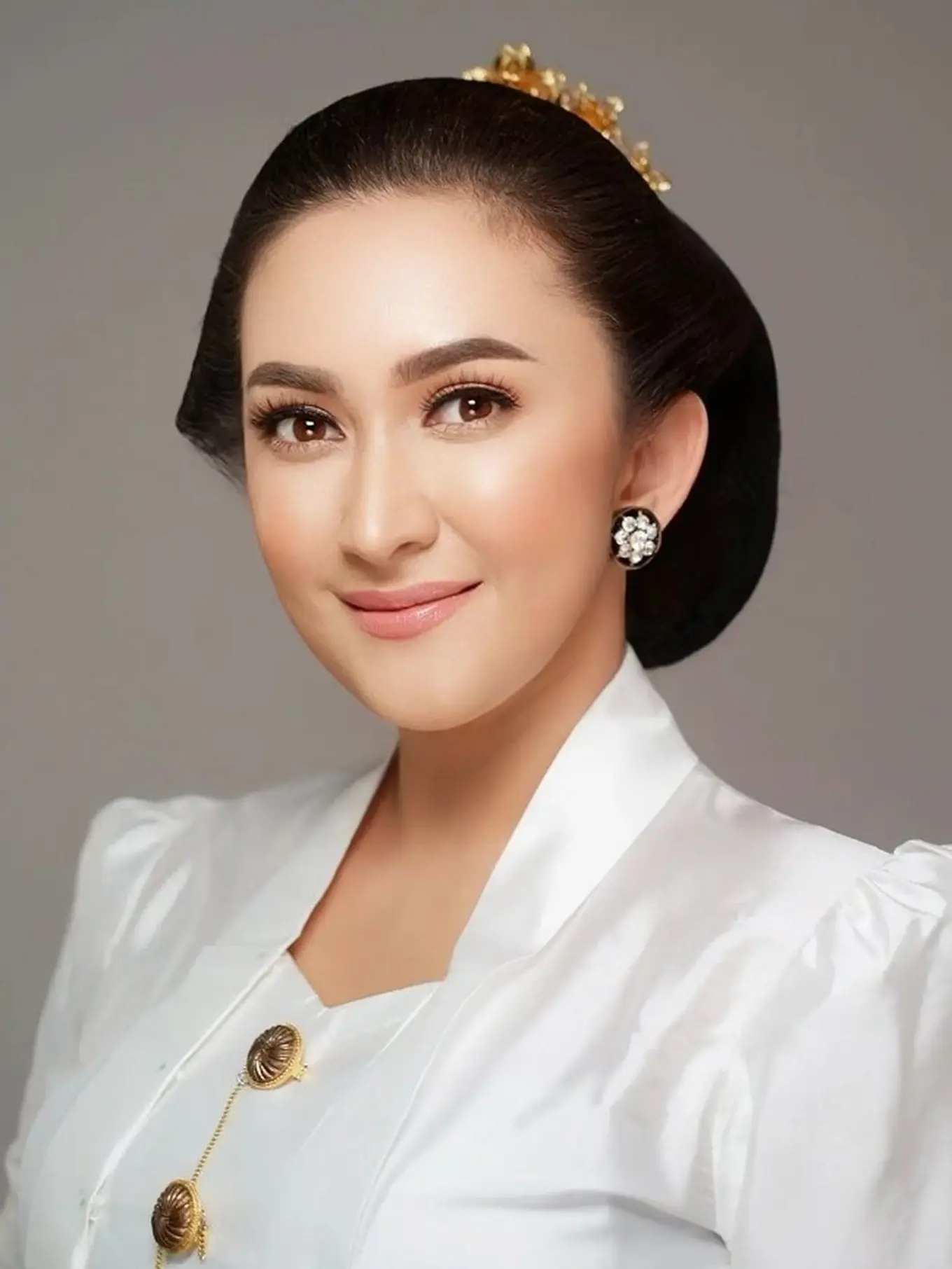 Tak Hanya Sekali, Ini 12 Momen Nafa Urbach Cantik Banget Pakai Kebaya ...