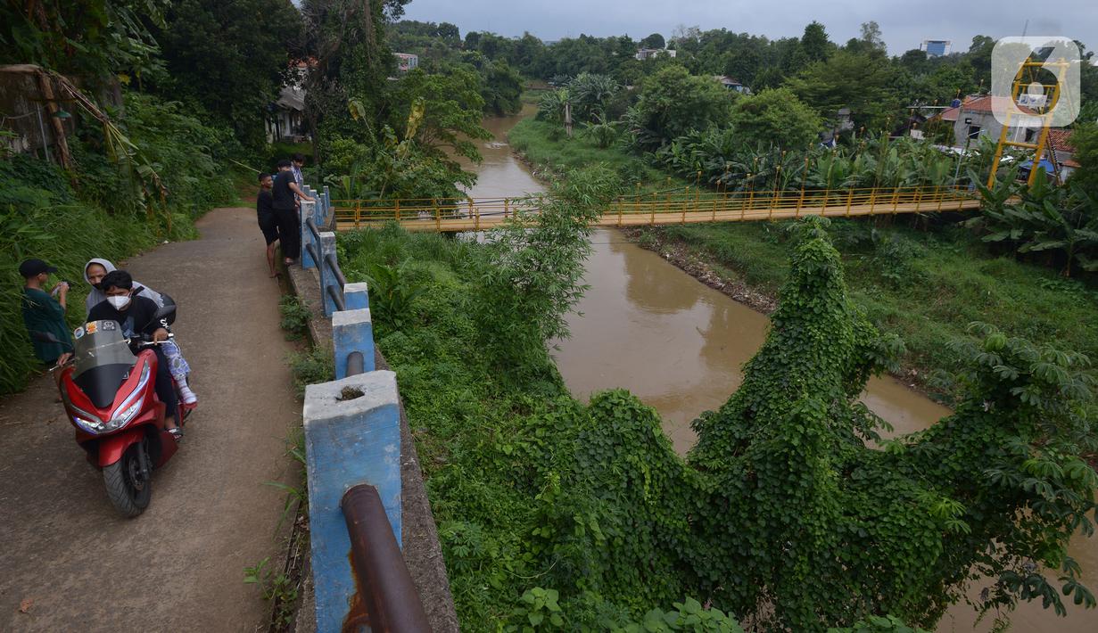 FOTO: Melintasi Jembatan Kuning Condet - Foto Liputan6.com