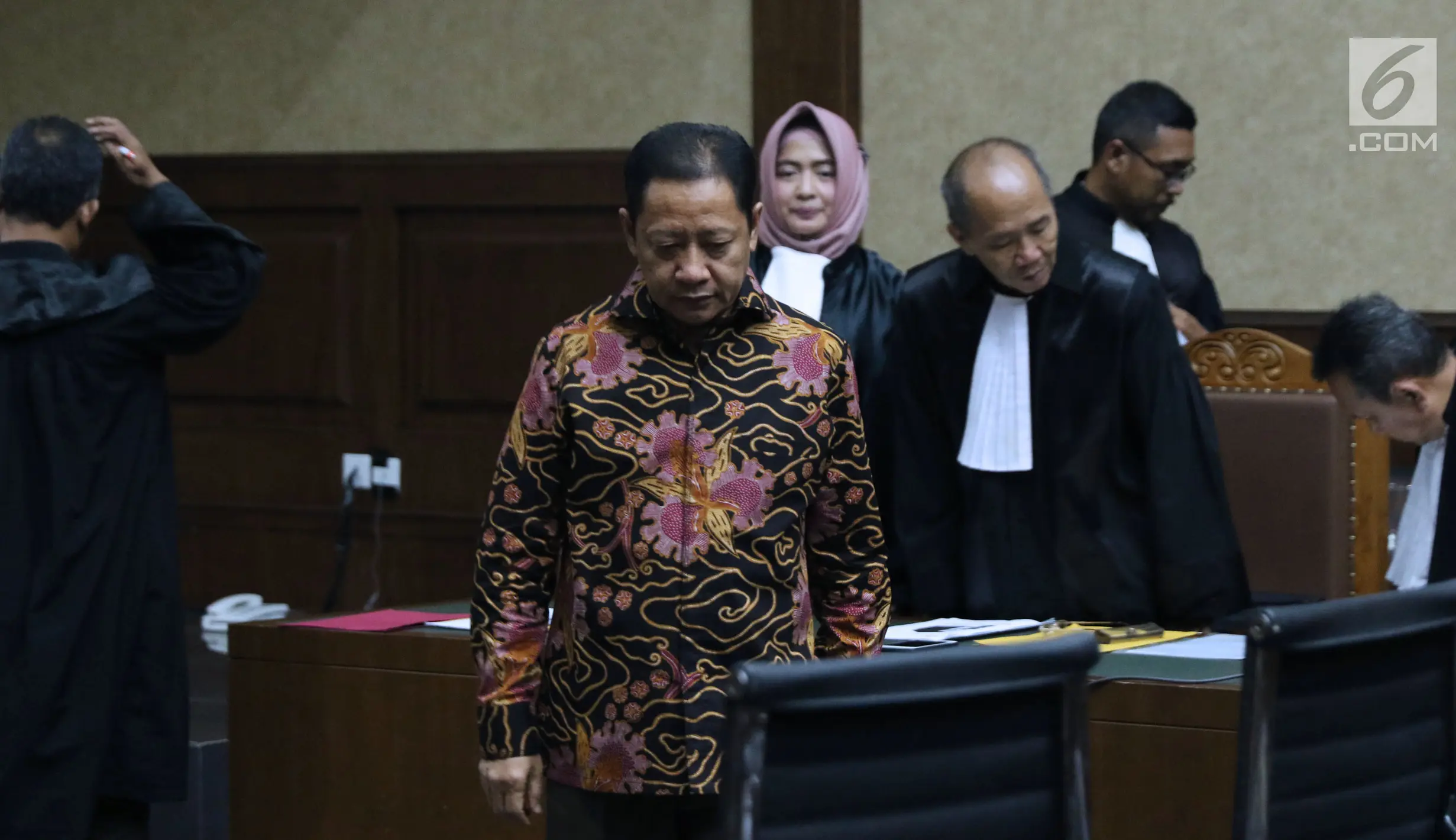 FOTO: Mantan Bupati Kepulauan Sula Jalani Sidang Dakwaan - Foto ...