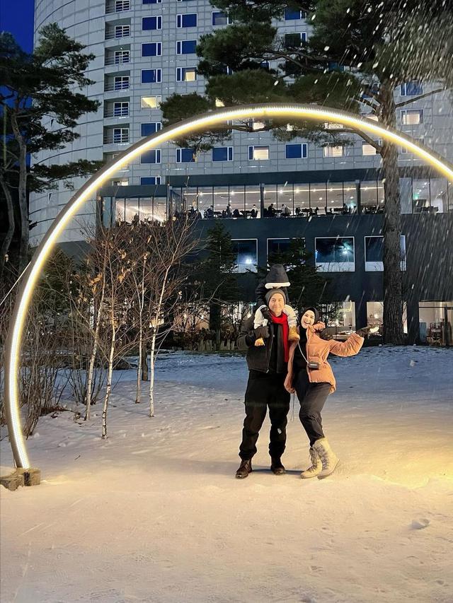 6 Momen Cut Meyriska dan Roger Danuarta Liburan Akhir Tahun di Korea ...