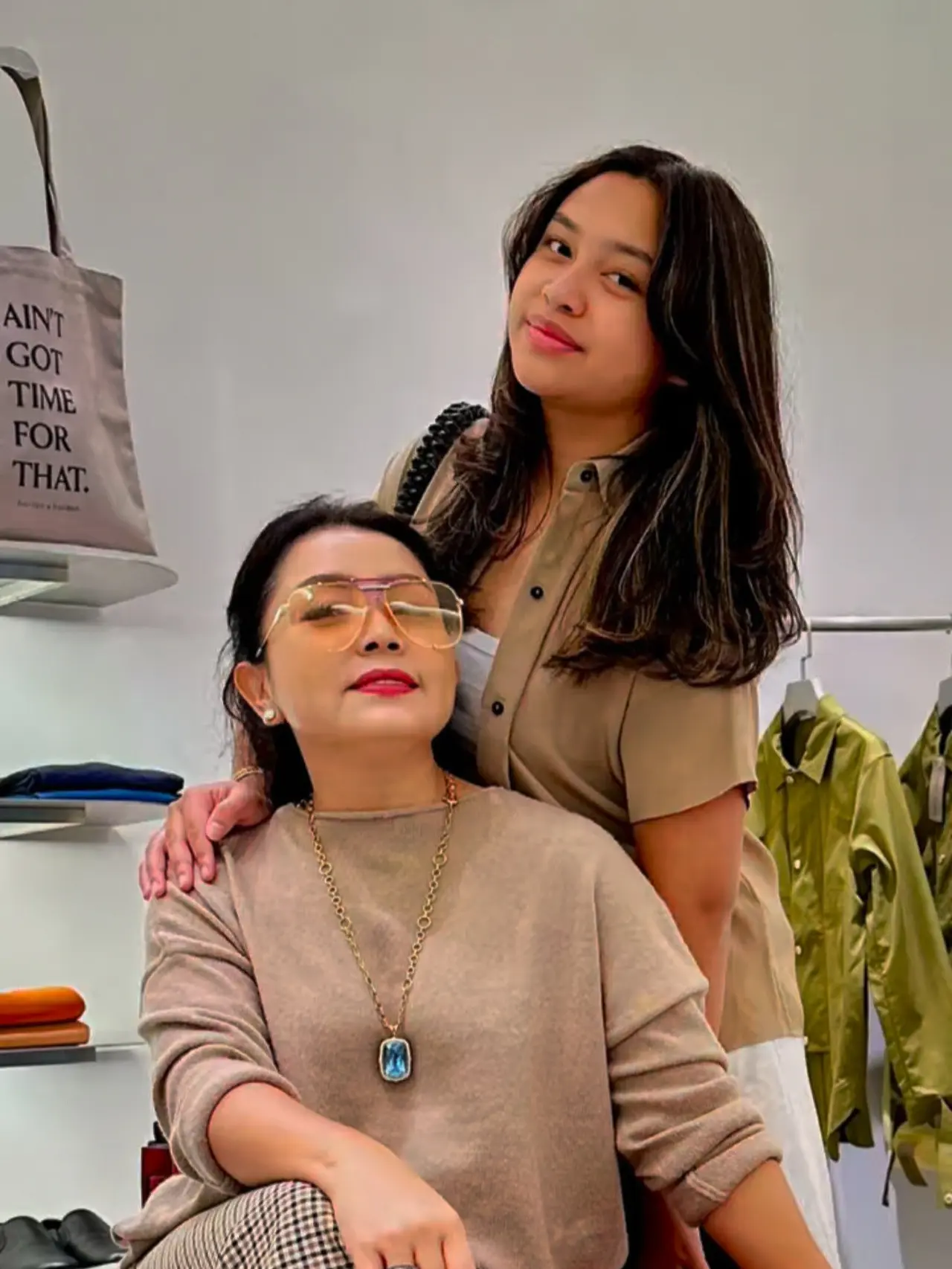 7 Momen Mayangsari dan Khirani Nongkrong Bareng, Tampil Anggun - Hot Liputan6.com