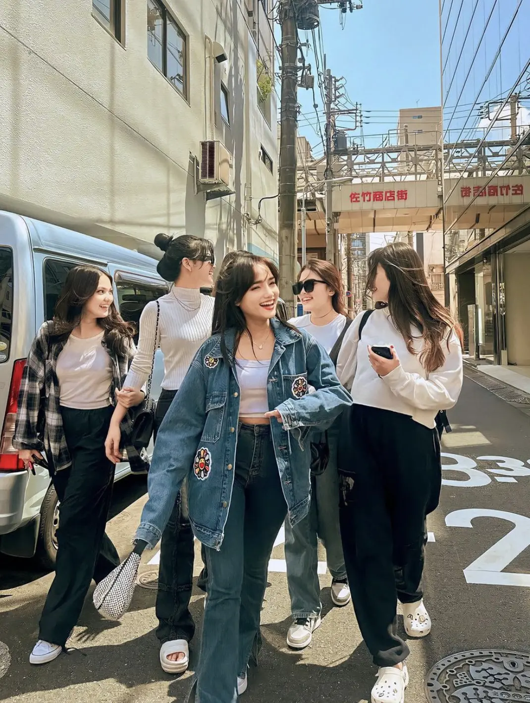 6 OOTD Fuji di Jepang Pakai Batik hingga Korset, Gaya Fashion Berani ...