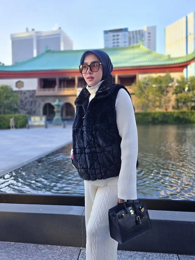 6 Inspirasi Gaya Hijab Syahrini yang Stylish Setelah Jadi Seorang Ibu ...