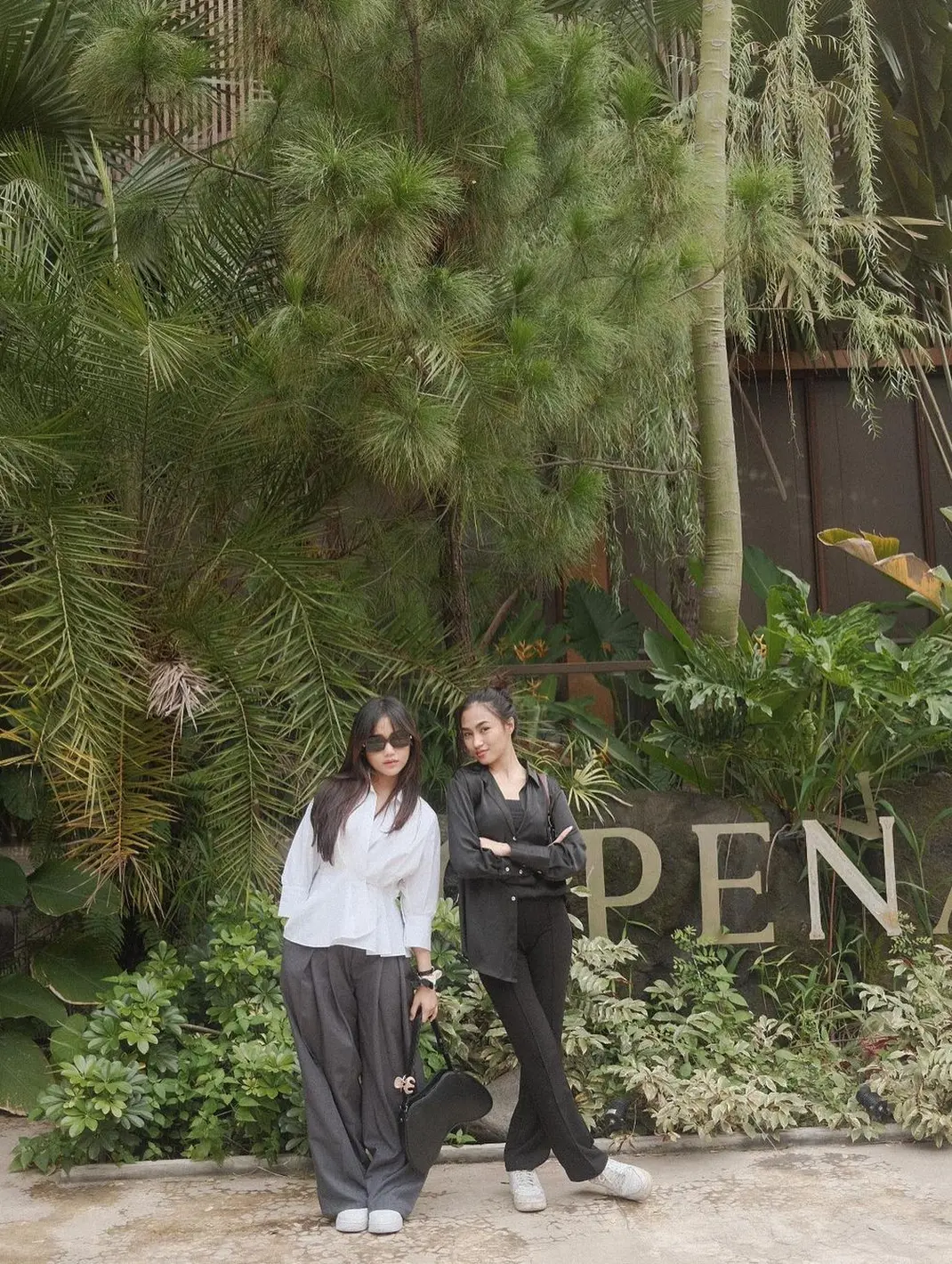 6 Potret Gaya Simple Chic Fuji Pakai Kemeja Putih Habiskan Waktu di ...