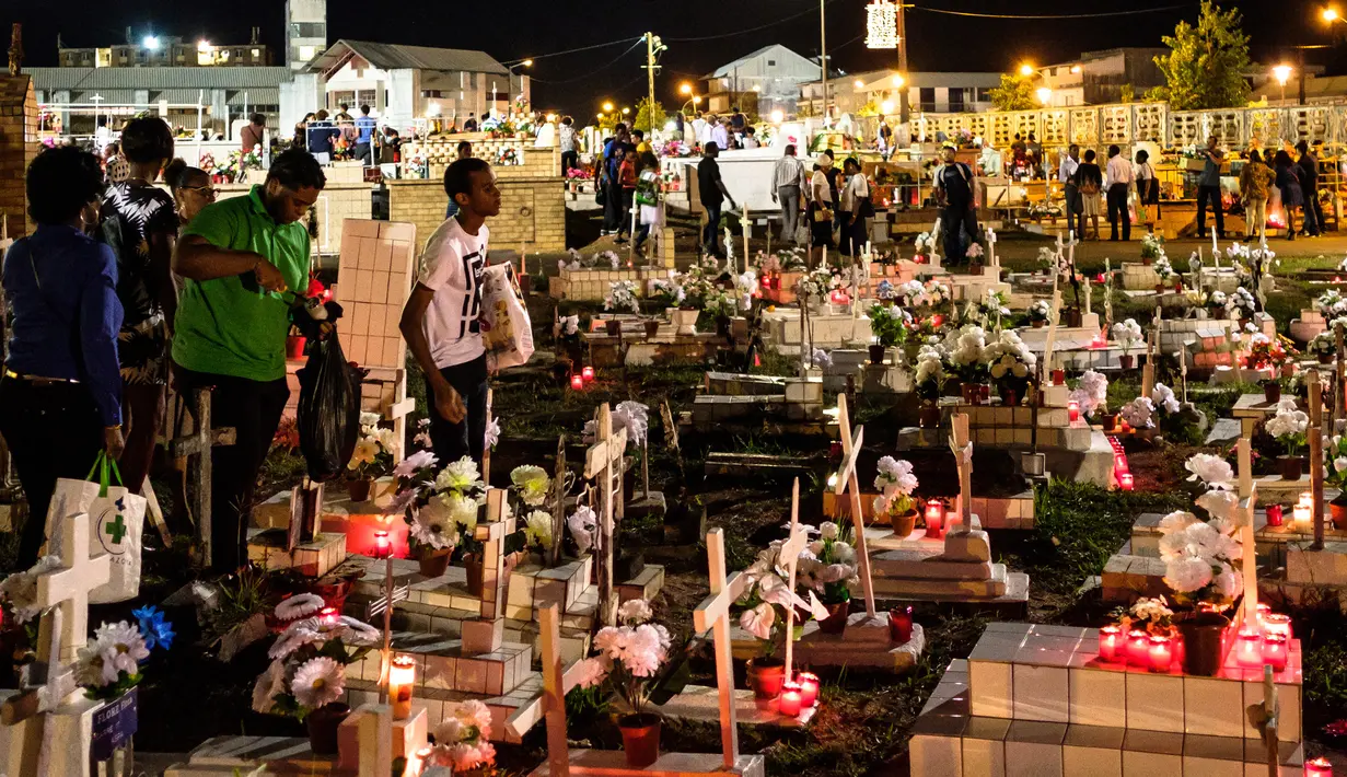 PHOTO: Peringati All Saints Day, Makam di Guyana Prancis Dipenuhi ...