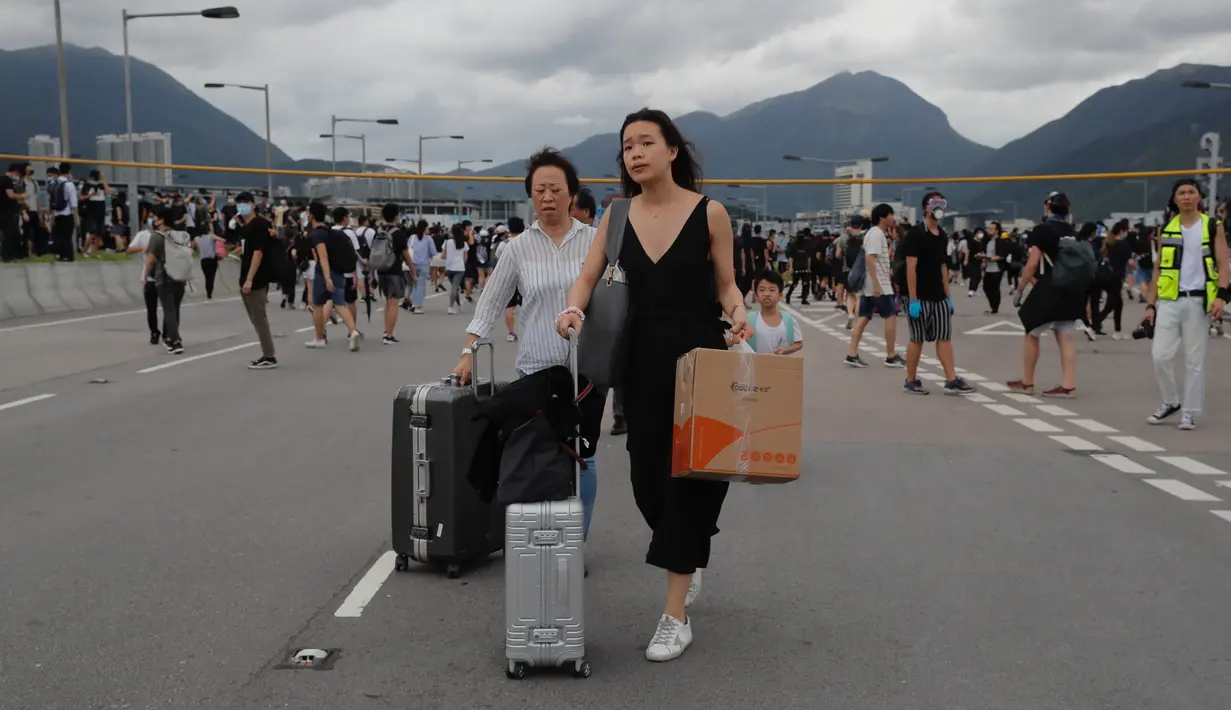 FOTO: Jalan Diblokir Pendemo Hong Kong, Penumpang Berjalan Kaki ke ...