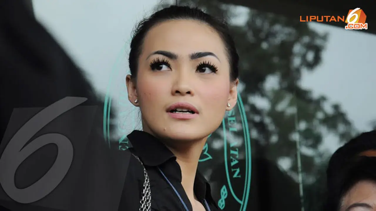 Malas Lihat Jay Alatas, Christy Jusung Pasang Muka Jutek - ShowBiz Liputan6.com