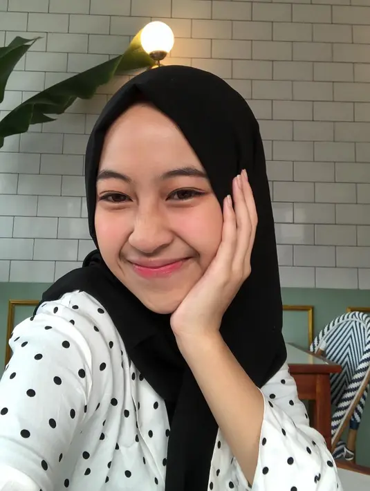 Pesona Adiba Khanza Kenakan Hijab Warna Hitam, Tampil Stylish - Foto ...