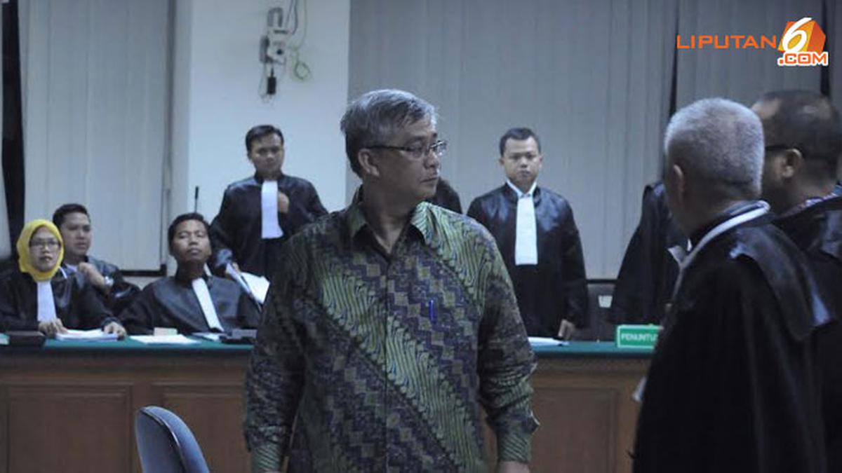 [FOTO] Wajah Lemas Akil Mochtar Saat Sidang Perdana - Foto Liputan6.com