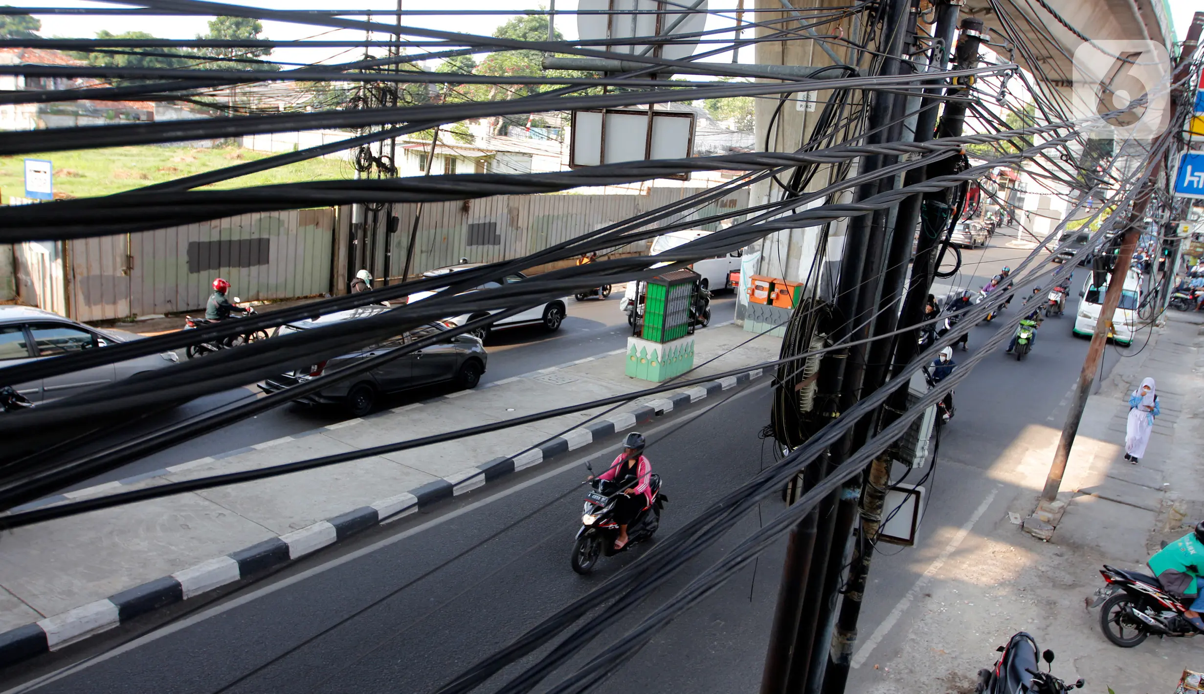 Potret Kabel Semrawut di Jakarta yang Bikin Khawatir - Foto Liputan6.com
