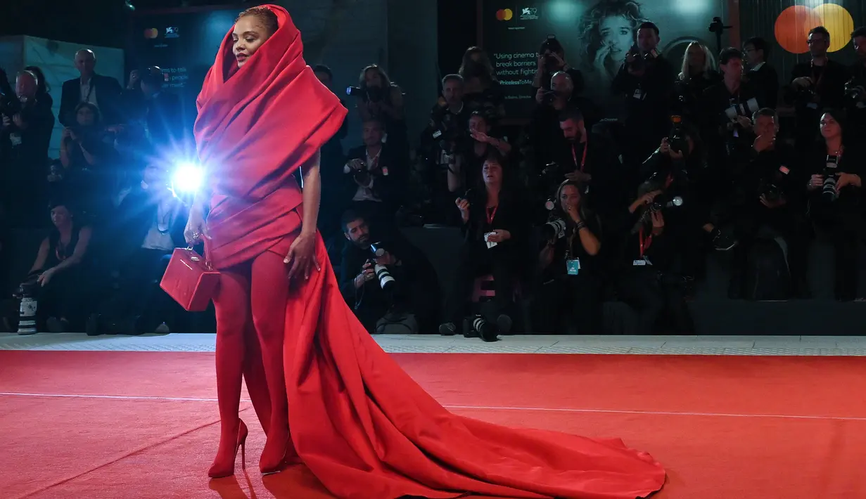 Tampil Dramatis, Tessa Thompson Mencuri Perhatian Bak Gadis Bertudung ...