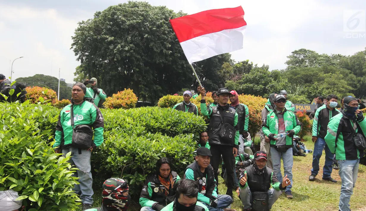 FOTO: Minta Penetapan Tarif, Ribuan Pengemudi Ojek Online Geruduk Istana - Foto Liputan6.com