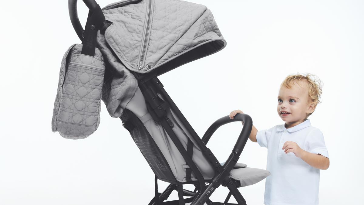 Stroller Baby Dior Pertama yang Menggunakan Motif Cannage