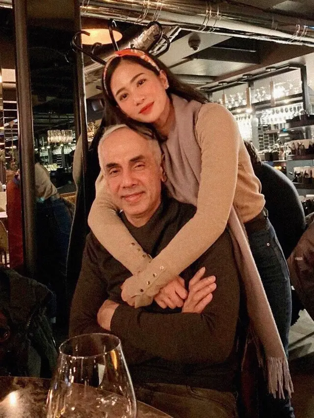 Jarang Tersorot, Ini 7 Potret Mesra Bunga Zainal dan Suami - Hot Liputan6.com